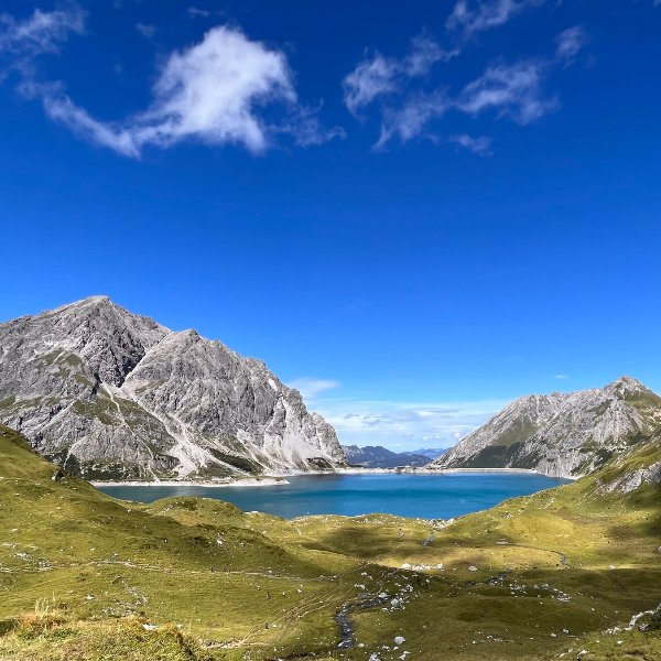 Waarom bergwandelen en de NKBV hand in hand gaan | NKBV