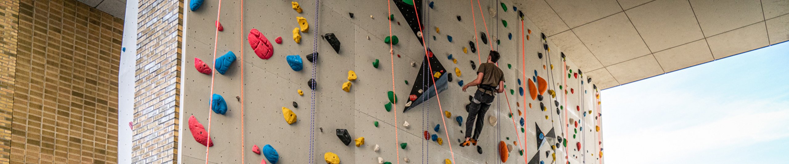 Buiten klimmen bij de hal | NKBV